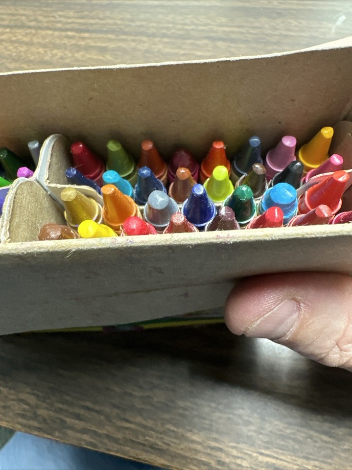 Crayola 64 Count Crayons With Built-In Sharpener 2010 | eBay