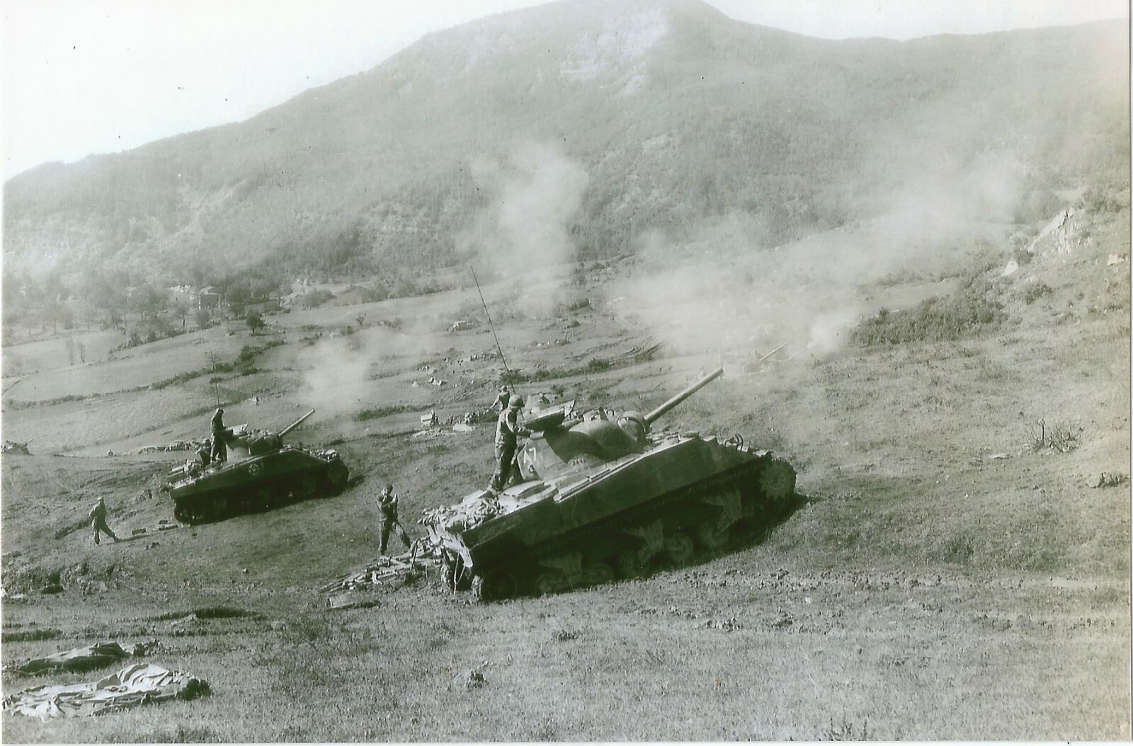 WW II Usa Photo -- M 4 - Sherman Tanks Firing Main Guns | eBay