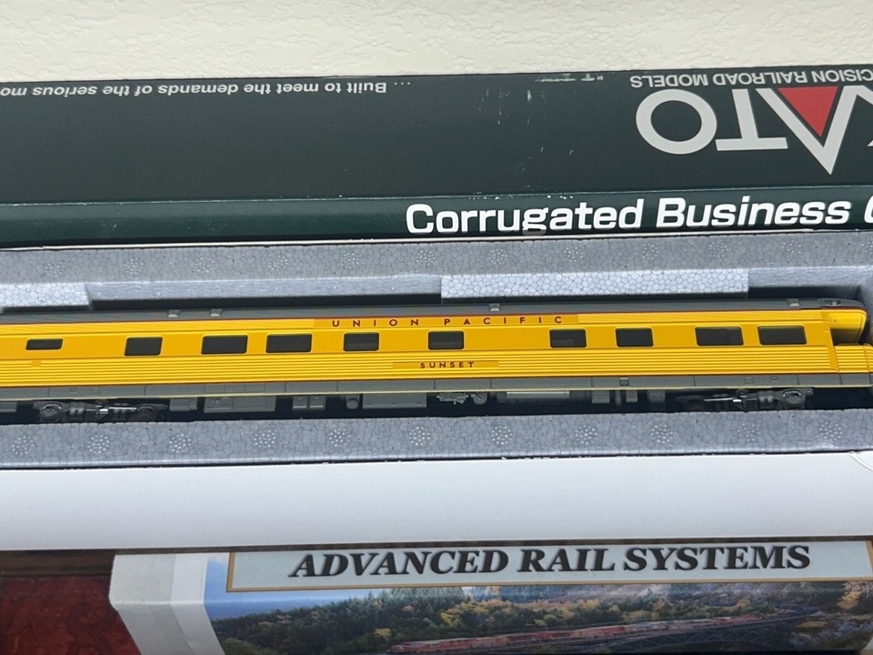 UNION PACIFIC " SUNSET " CORRUGATED BUSINESS Car- w/INTERIOR KATO HO ...