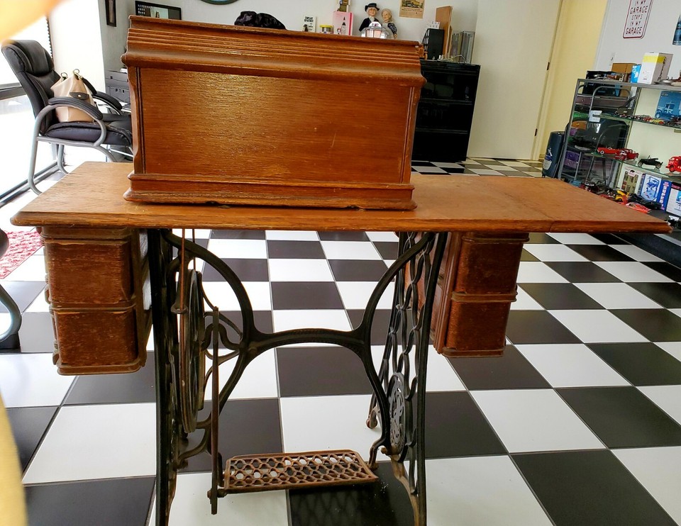 Antique 1887 Singer Treadle Sewing Machine with Coffin Box Cover ...