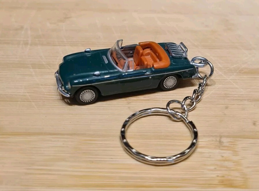 1/72 DIECAST MODEL CAR MGB CABRIOLET KEYCHAIN KEYRING | eBay
