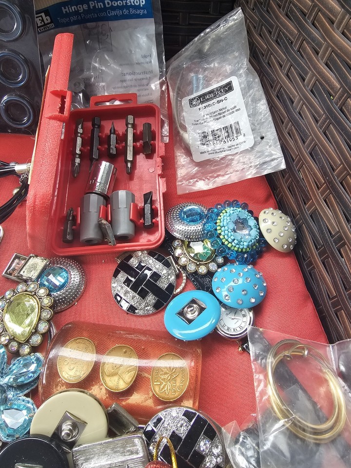 VINTAGE JUNK DRAWER JEWELRY LOT JEWELRY,RANDOM STUFF FOR SCRAP OR ...