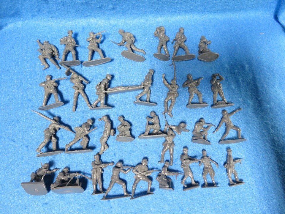 Classic Toy Soldiers WWII German Infantry 32 in 32 poses in 1/32 scale ...