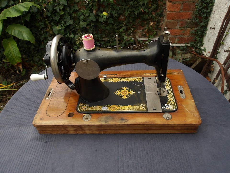 Vintage Hand Crank Harris No:9 Sewing Machine With Wooden Case - Spares ...