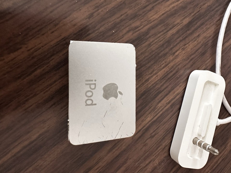 Apple iPod Shuffle 2nd Generation Silver A1204 With Charger Stand ...