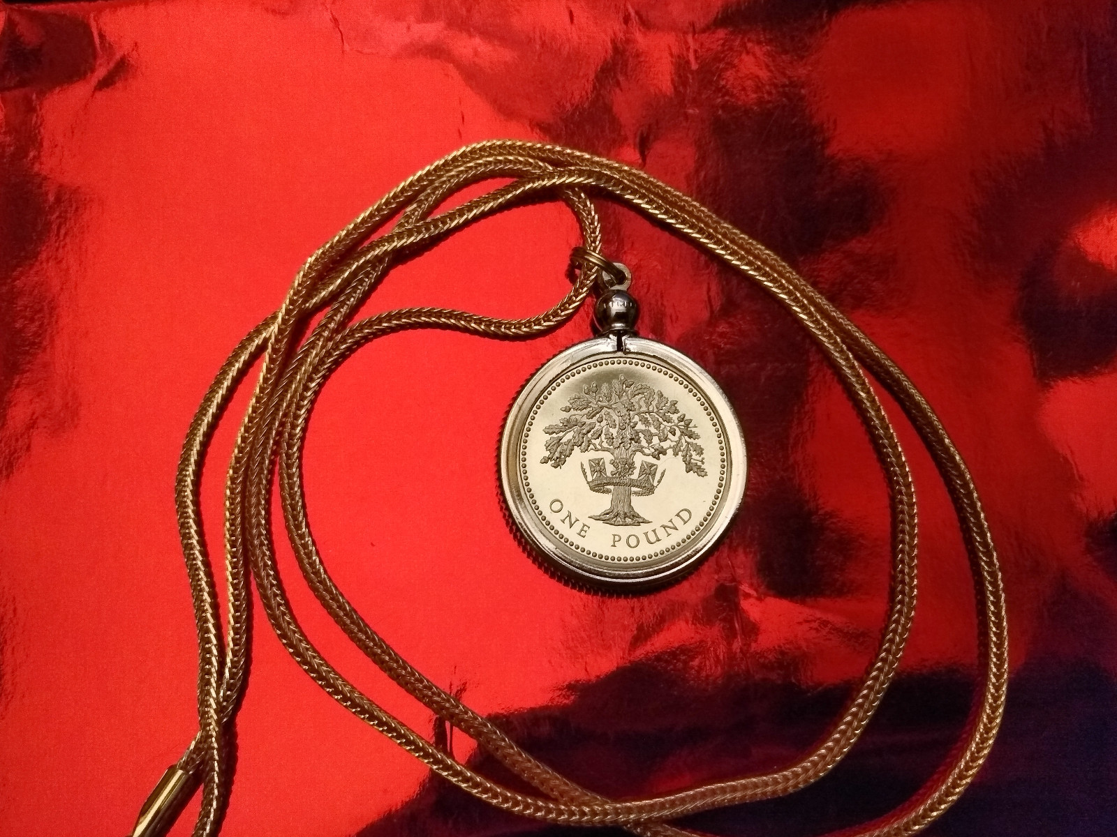 1987 UK One Pound Proof Coin Pendant On An 18K 28 G Gem 1987-uk-one-pound-proof-coin-pendant-on-an-18k-28-g-gem