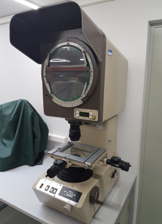 Mitutoyo PJ-300 Profile Projector – Precision Optical Measuring Device ...