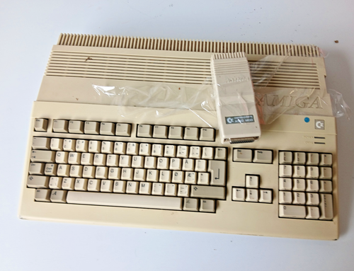 Commodore Amiga 500 A500 Home Computer Vintage w/ A520 RF Modulator ...
