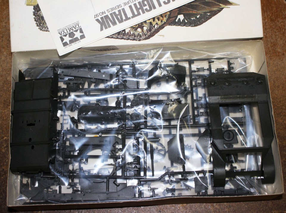 Tamiya 35097 M5A1 U.S. US Light Tank WWII Military 1/35 Scale Model Kit ...