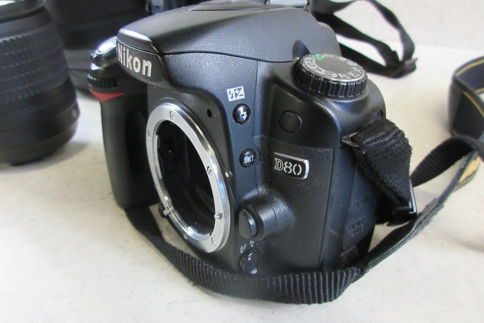 Nikon D D80 10.2MP Digital SLR Camera (Kit w/ 18-135mm Lens) EXTRA ...