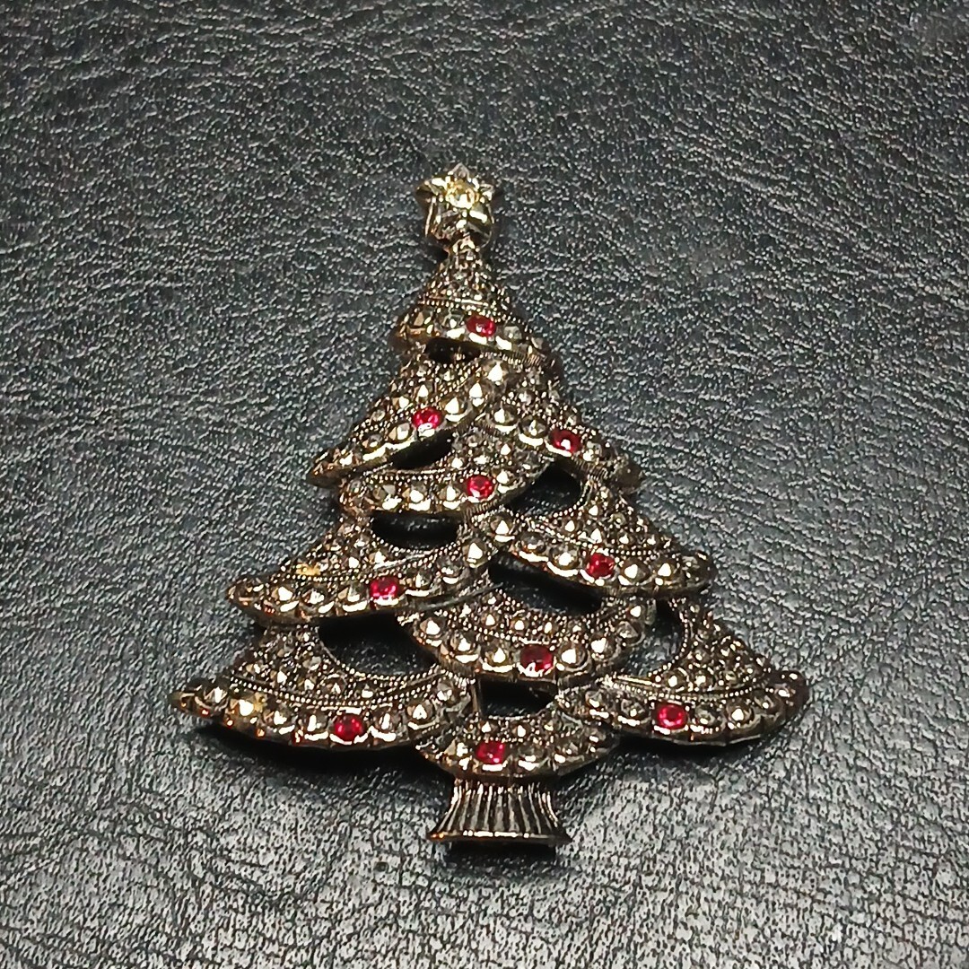 Vintage AVON Christmas Tree Pin Beooch Red Rhinestone… - Gem