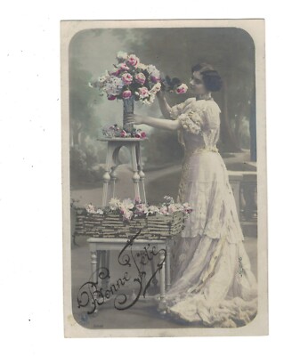 SB3319 VICTORIAN WOMAN DECORATING ROSES FLOWERS IN A VASE FANTASY ...