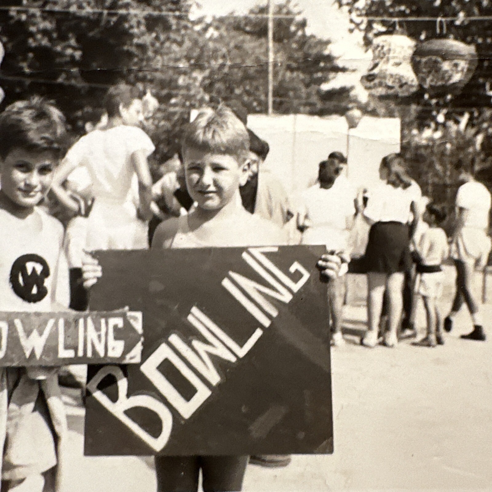 1951 ORIGINAL vintage photo Jewish Davis family “BOWLING” sign parade ...