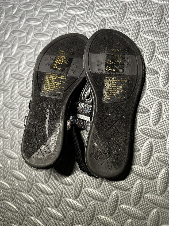 NEW Kenneth Cole Reaction River Float 2 Girl black metallic flat sandals Sz 12 | eBay
