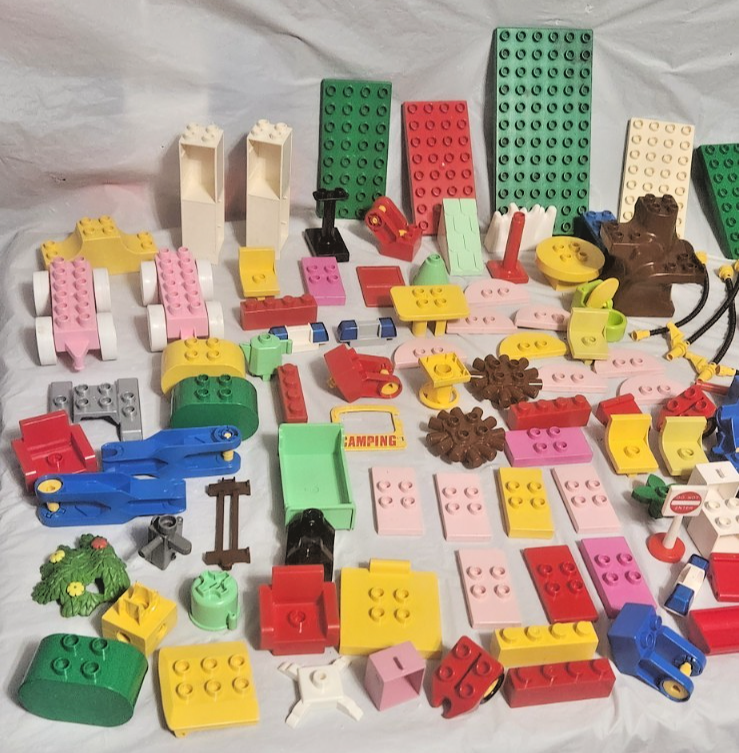 LEGO DUPLO LOT - 205 pieces BLDING BLOCKS - includes 25 mini-figs ...
