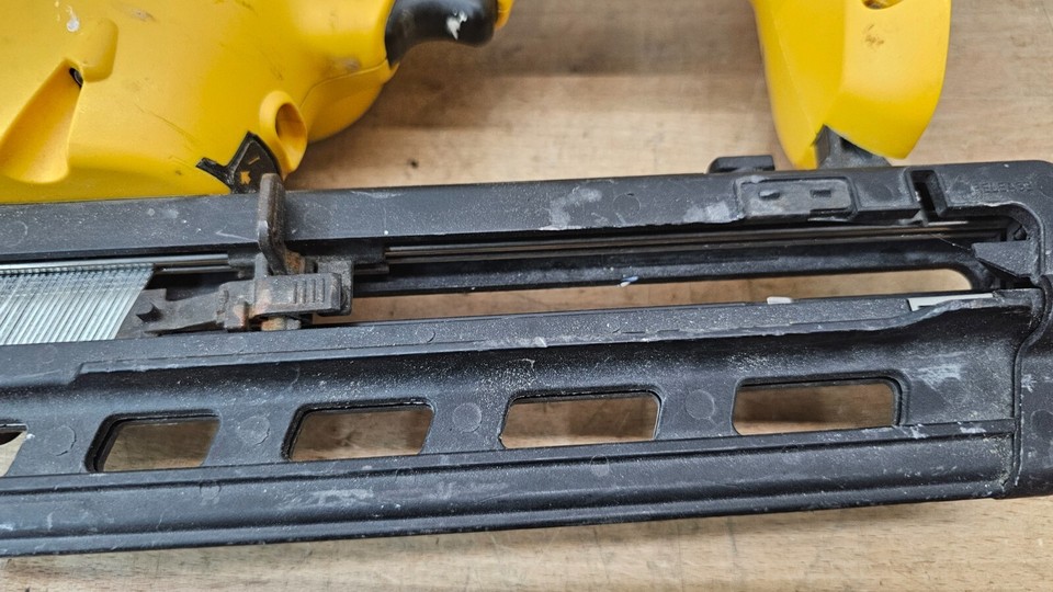 DeWalt DC618 18V 16 Gauge Angled Finish Nailer 1 1/4" - 2 1/2" (Tool ...