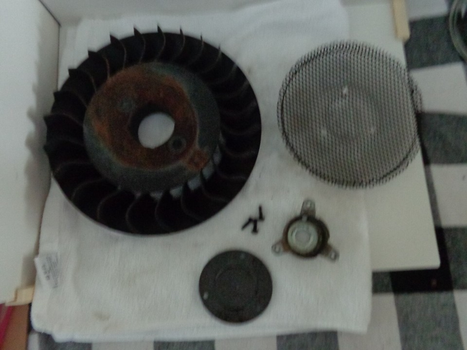 Briggs & Stratton fan 796201 and screen 690492 (screws included ...
