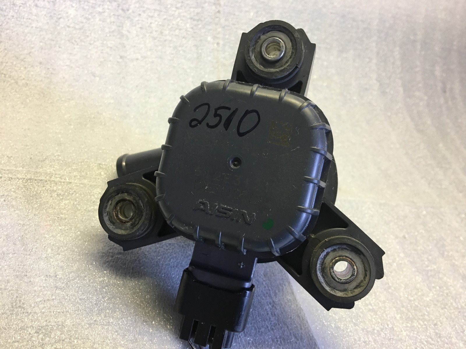 2013-2015 Toyota Prius inverter water pump G9040-52010 connector with ...