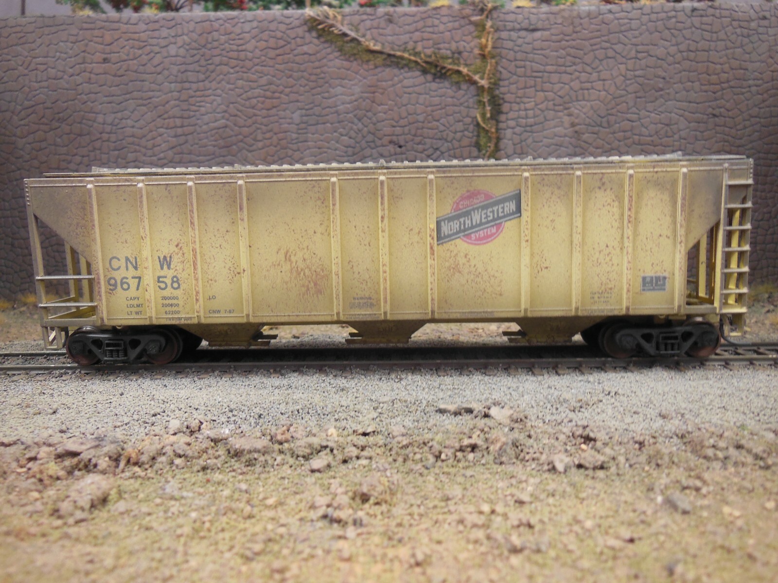 HO SCALE CUSTOM WEATHERED CNW 96758 CHICAGO NORTH WESTERN FMC 3-BAY ...