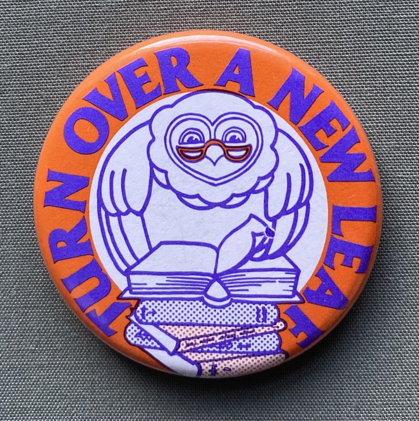 TURN OVER A NEW LEAF - OWL LIBRARY DESIGN - VINTAGE 38mm - PIN BADGE ...