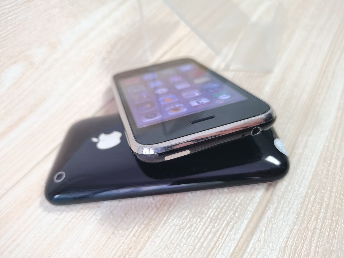 Apple iPhone 3GS(iPhone 3rd gen)-8GB 16GB 32GB-Black/White Apple iPhone 3GS(iPhone 3rd gen)-8GB 16GB 32GB-Black/White