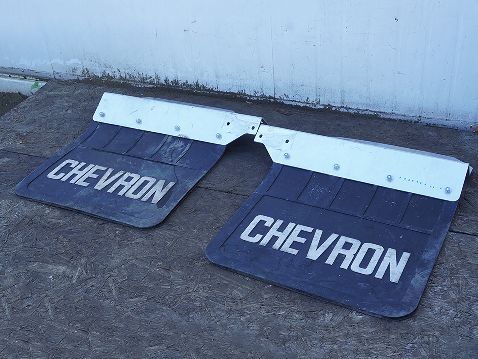 2011 - 2014 Ford Pickup F550 Super Duty Wheel Mud Flaps Rear Chevron ...
