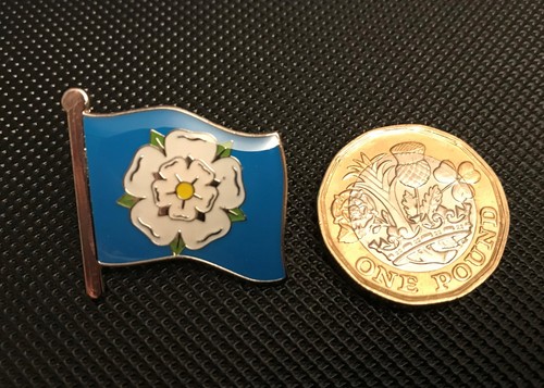 YORKSHIRE ROSE FLAG ENAMEL PIN BADGE GIFT WAR OF THE ROSES (PB22 ...