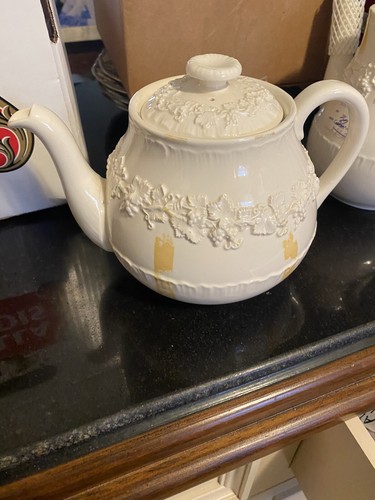 Wedgwood QUEENSWARE CREAM COLOR ON CREAM (SHELL) 4 Cup Teapot -new! | eBay