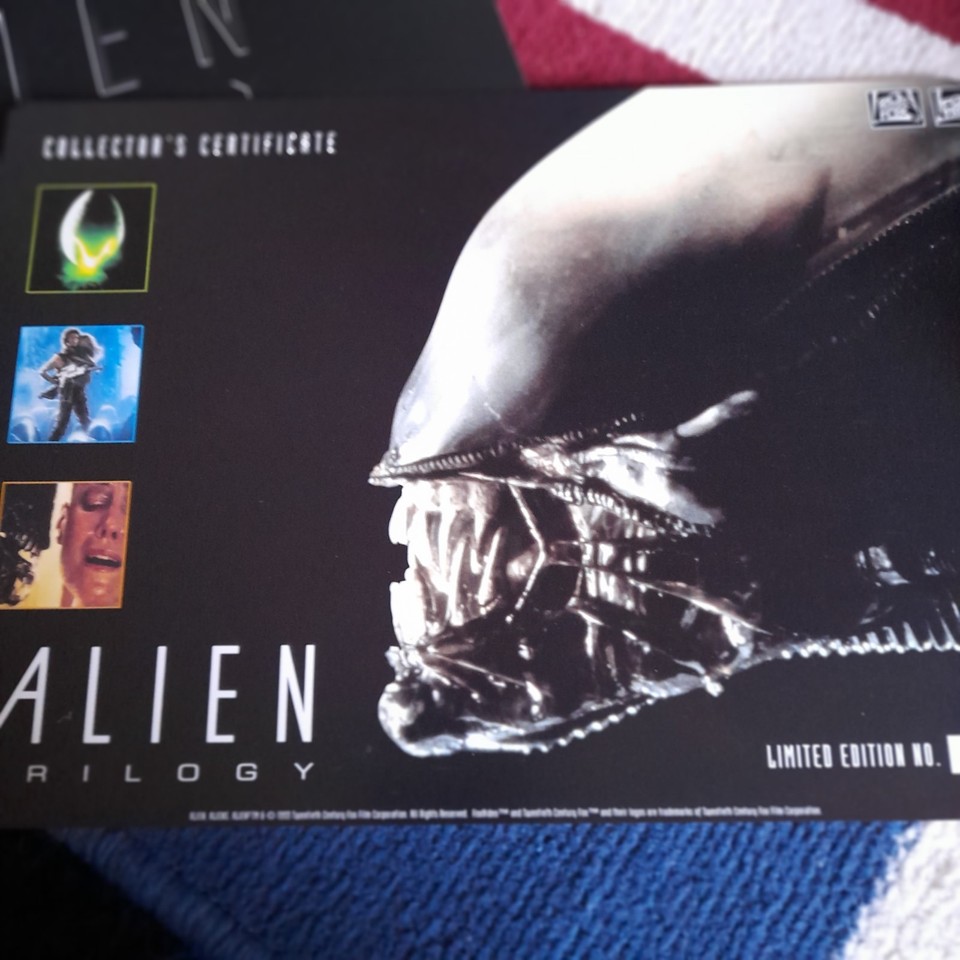 ALIEN TRILOGY VHS COLLECTORS EDITION FACEHUGGER BOX SET . .NO T SHIRT ...