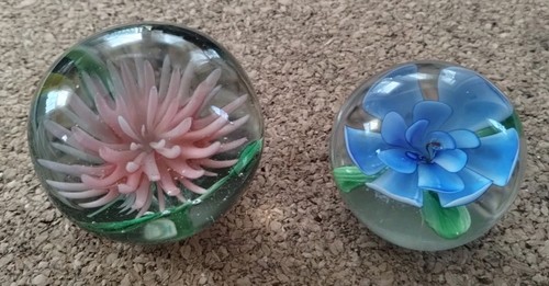 Two Small Vintage Art Glass Paperweights Flowers / Unmarked | eBay
