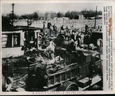 1963 Press Photo Rescue Workers Air Force F-8- jet fighter exploded ...
