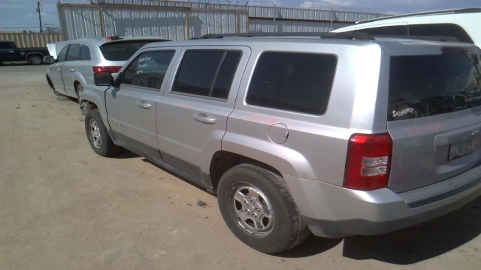 PATRIOT 2014 Front Door Trim Panel 30497305 | eBay