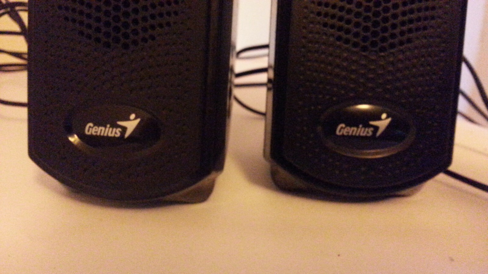 PAIR OF GENIUS SPEAKERS ---MULTIMEDIA--CLEAR --PC COMPUTER SPEAKERS ...