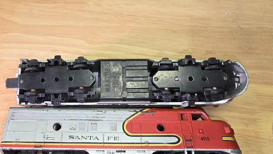Set 2 TYCO MANTUA HO Santa Fe 4015 Locomotive Train Engine Car Dummy ...