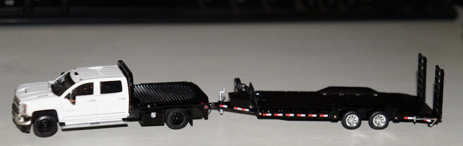 Greenlight 1/64 2018 Chevy Silverado 3500 Flatbed Dually Tandem Axle ...