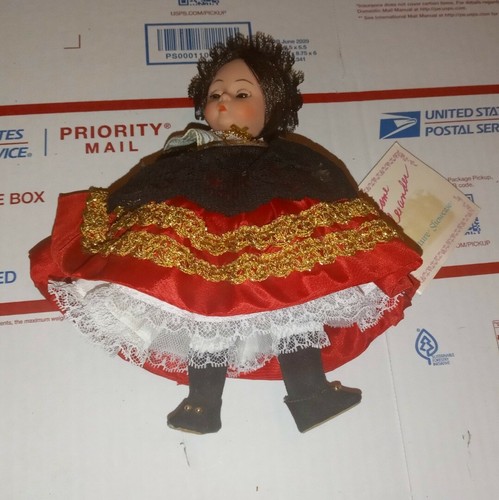 Madame Alexander Miniature Showcase Preowned Good Condition #1 | eBay