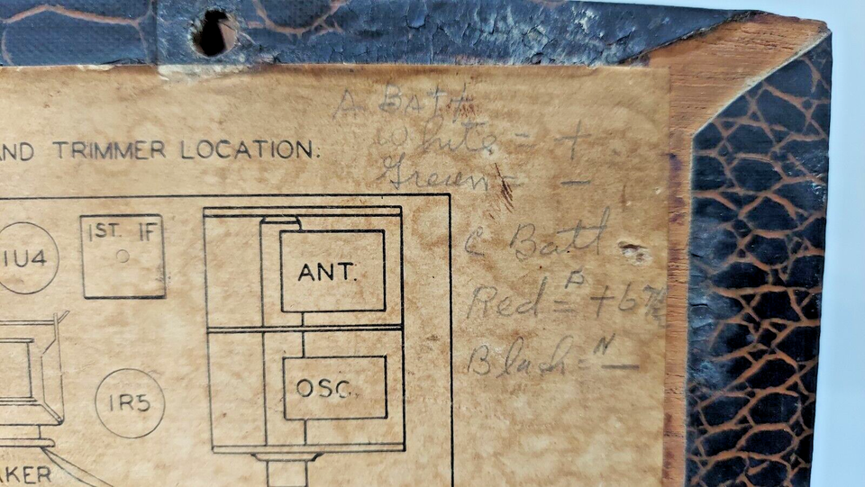 Air Castle Trav-Ler Portable Tube Radio MDL 5019 Pin-Up Girls On Side ...