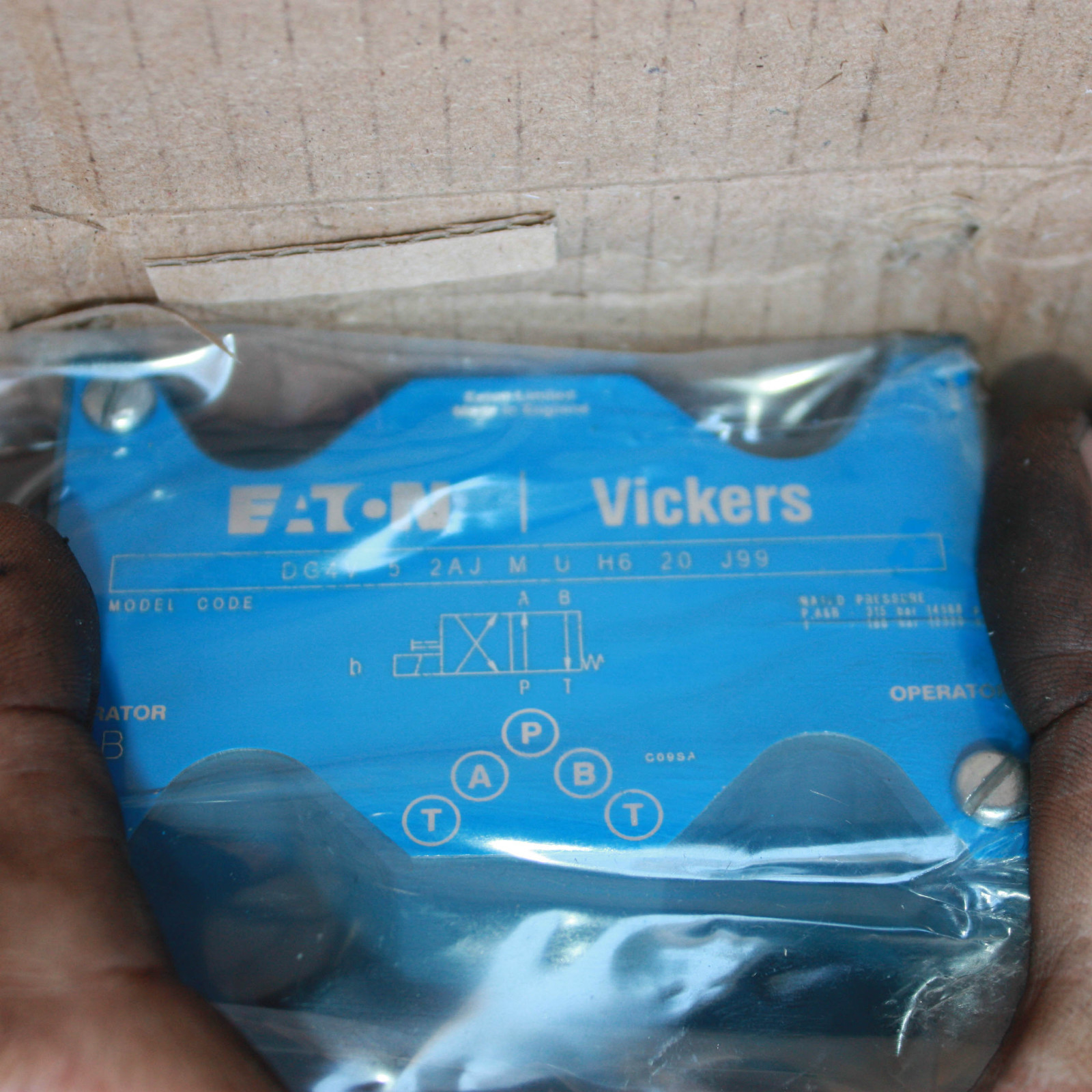 VICKERS DG4V 5 2AJ M U H6 20 J99 Solenoid Operated Directional Control ...