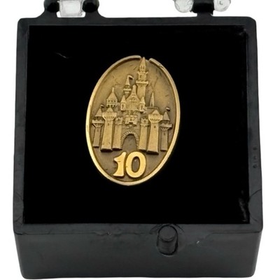 DISNEY WORLD CAST MEMBER SERVICE PIN CINDERELLA CASTLE AWARD 10 YEAR | eBay