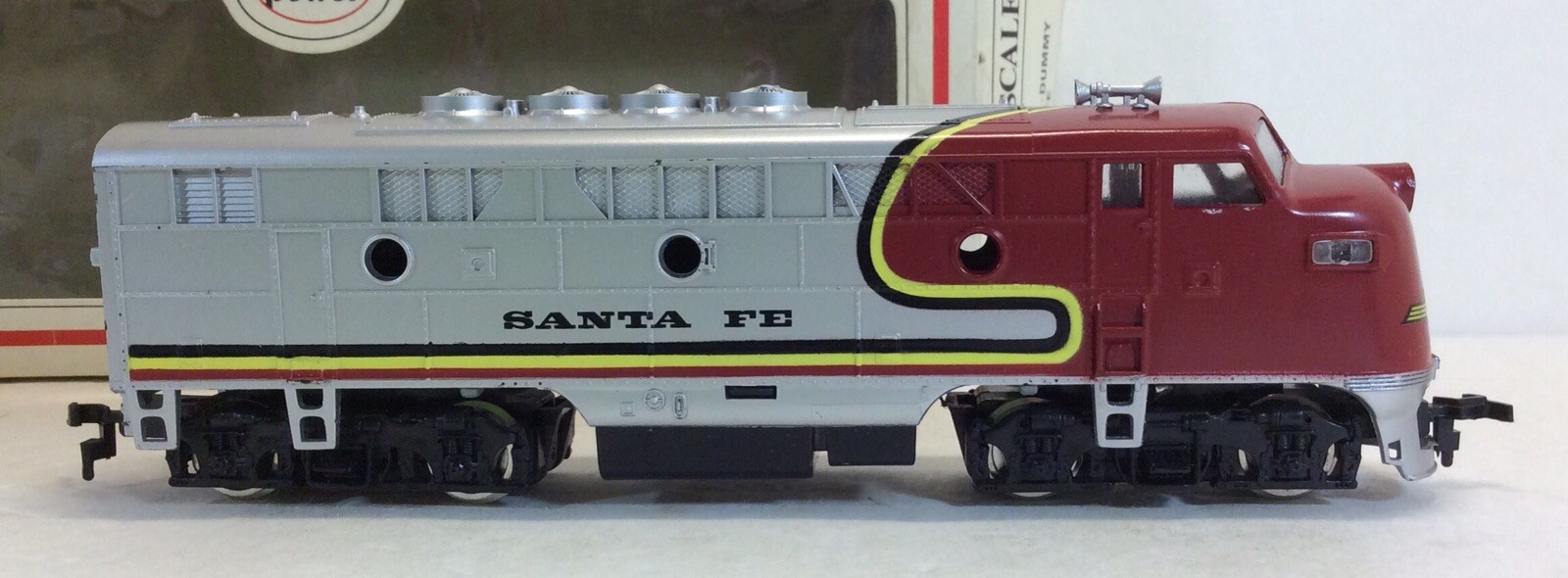 Model Power 6731 F3 Locomotive Dummy Unpowered Santa Fe HO Scale | eBay
