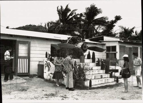 1981 Press Photo Japanese tourists visit World War II relics in Saipan ...
