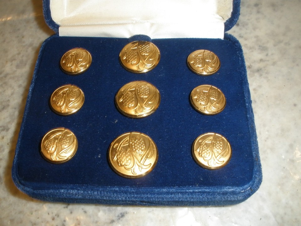 VINTAGE WATERBURY 1812 GOLD COLOR BUTTONS DISNEY MERCEDES BRAVES BOX ...
