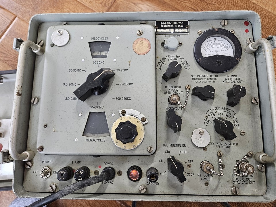 Vintage U.S. Navy Signal Generator SG-85B/URM-25D Tested For Power Only ...