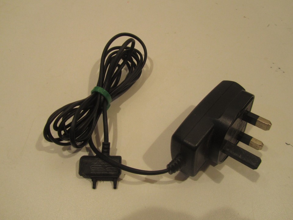 ONE GENUINE ORIGINAL SONY ERICSSON MAINS CHARGER FOR K750i W595 K630i ...
