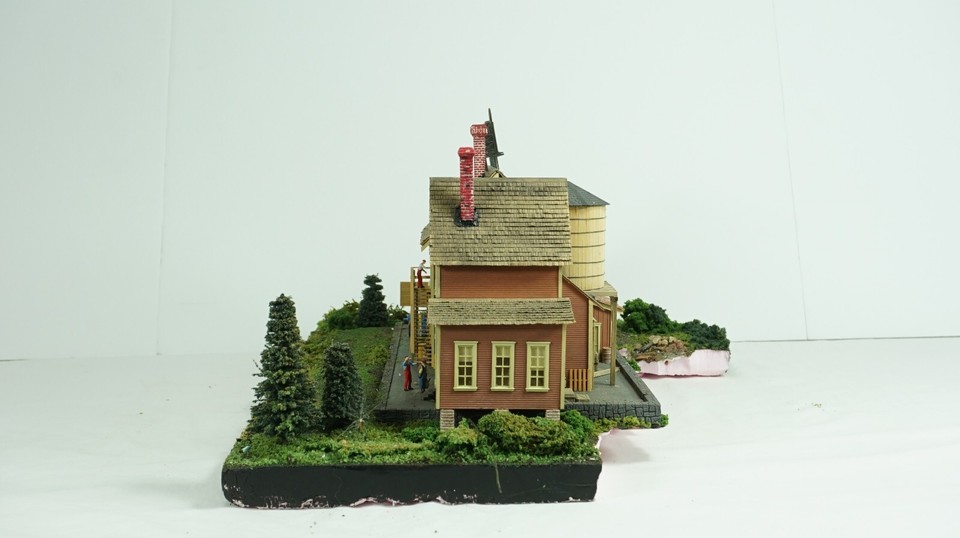 HO Scale Diorama Rusty's Welding Supply Co. Built Commerical Kit w ...