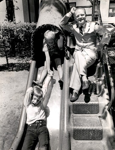 LG83 1967 Original Oversize Photo TRUMAN CAPOTE & CHILDREN ON LITTLE ...