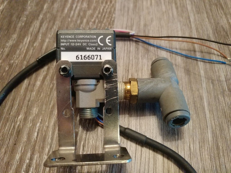 Keyence AP-C33K Ultra-Compact Digital LED Pressure Sensor 145 PSI, used ...