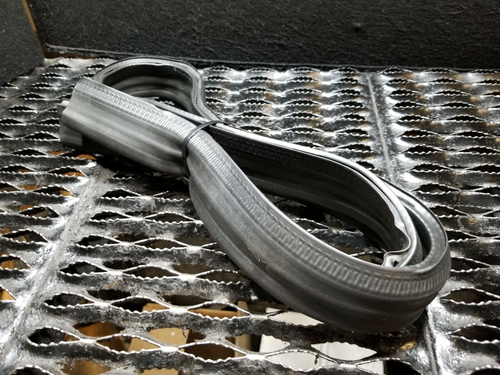 10 11 12 13 Mercedes-Benz W212 E350 FRONT ENGINE BAY RUBBER SEAL STRIP ...