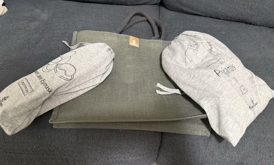 Emirates Airlines First Class FULL Set L : Shopping Bag, PJs, Slippers ...