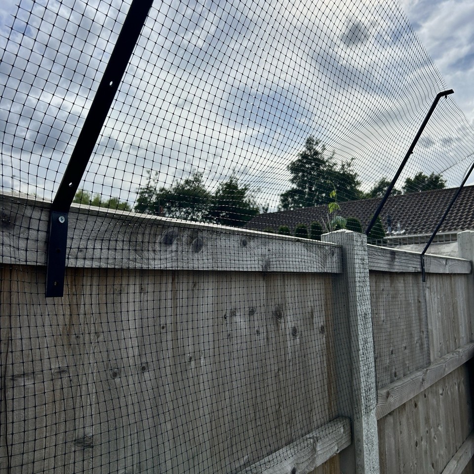Cat Fencing Direct, 15M Kit - Outdoor Garden Secure Barrier & Brackets ...
